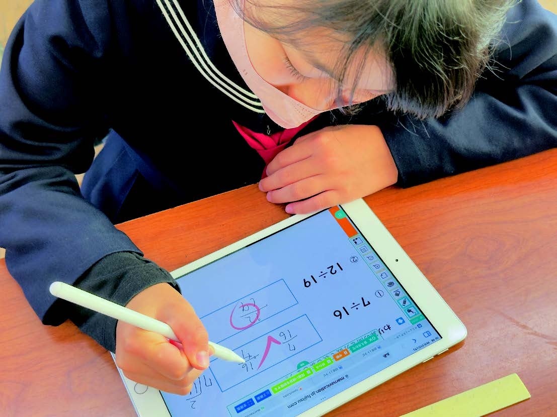 コニカミノルタジャパン、茨大附属小におけるtomoLinks「先生×AIアシスト」の活用事例を公開 - こどもとIT