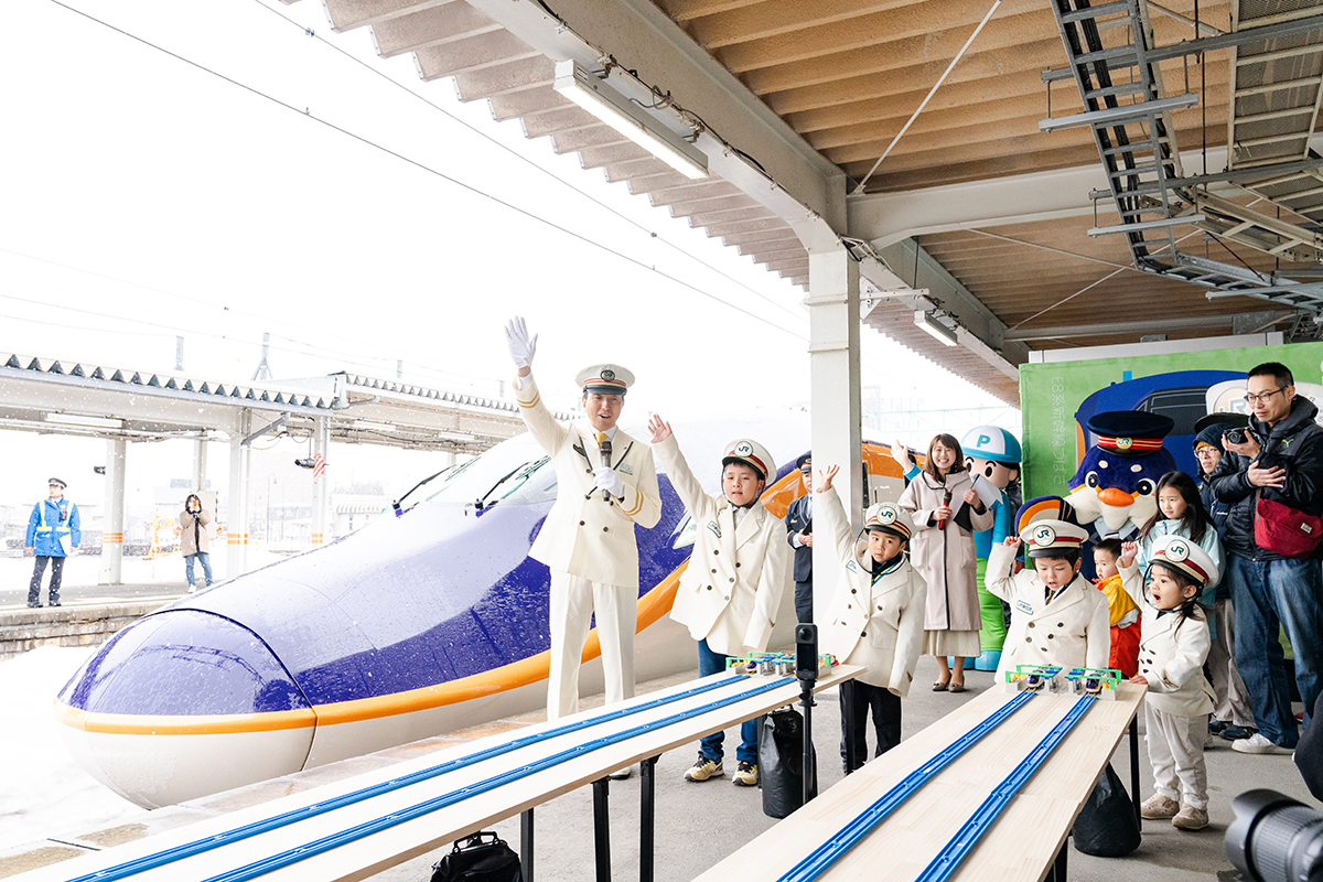 子供駅長が「出発進行！」、山形新幹線E8系「つばさ」とプラレールが同時出発 - こどもとIT